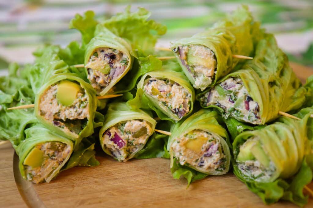 Rouleaux de salade, faux-thon, avocat - Life By Flo